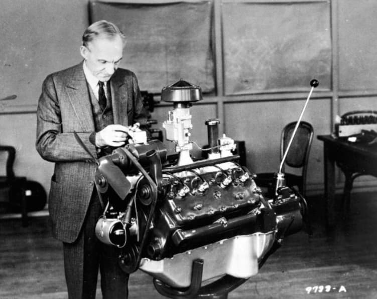 1932 – The Invention of the Ford V8 Engine - Old Cars Lovers